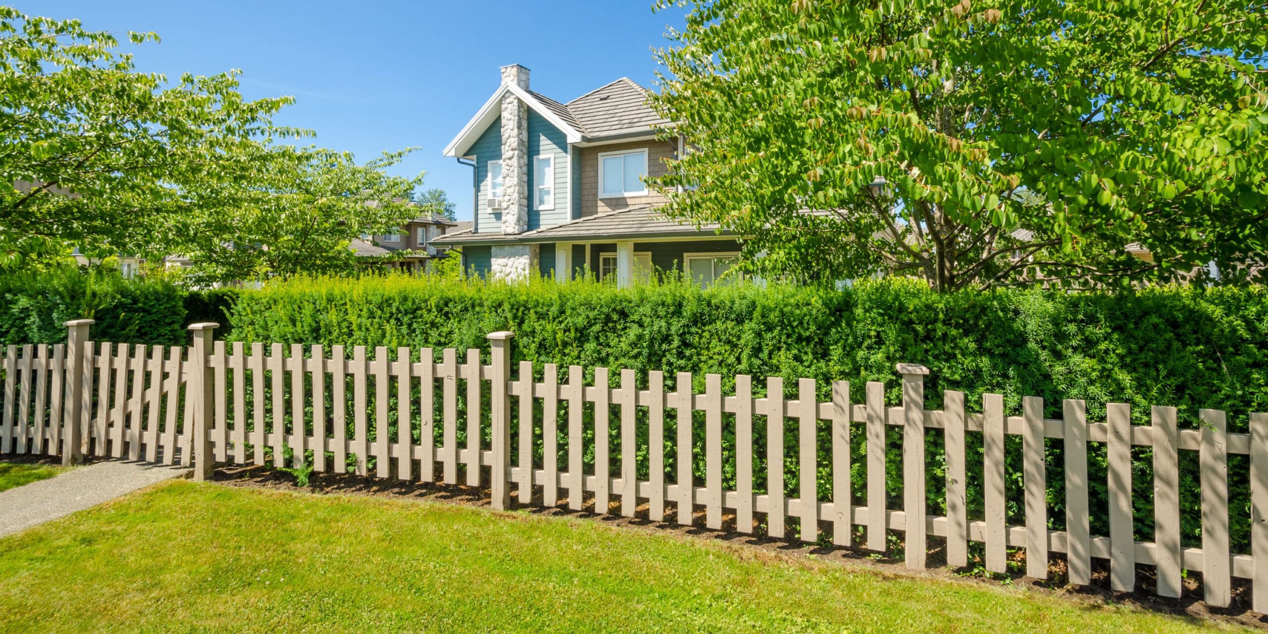 Natuurlijke tuinafscheiding: met planten of zonder? [Opties]